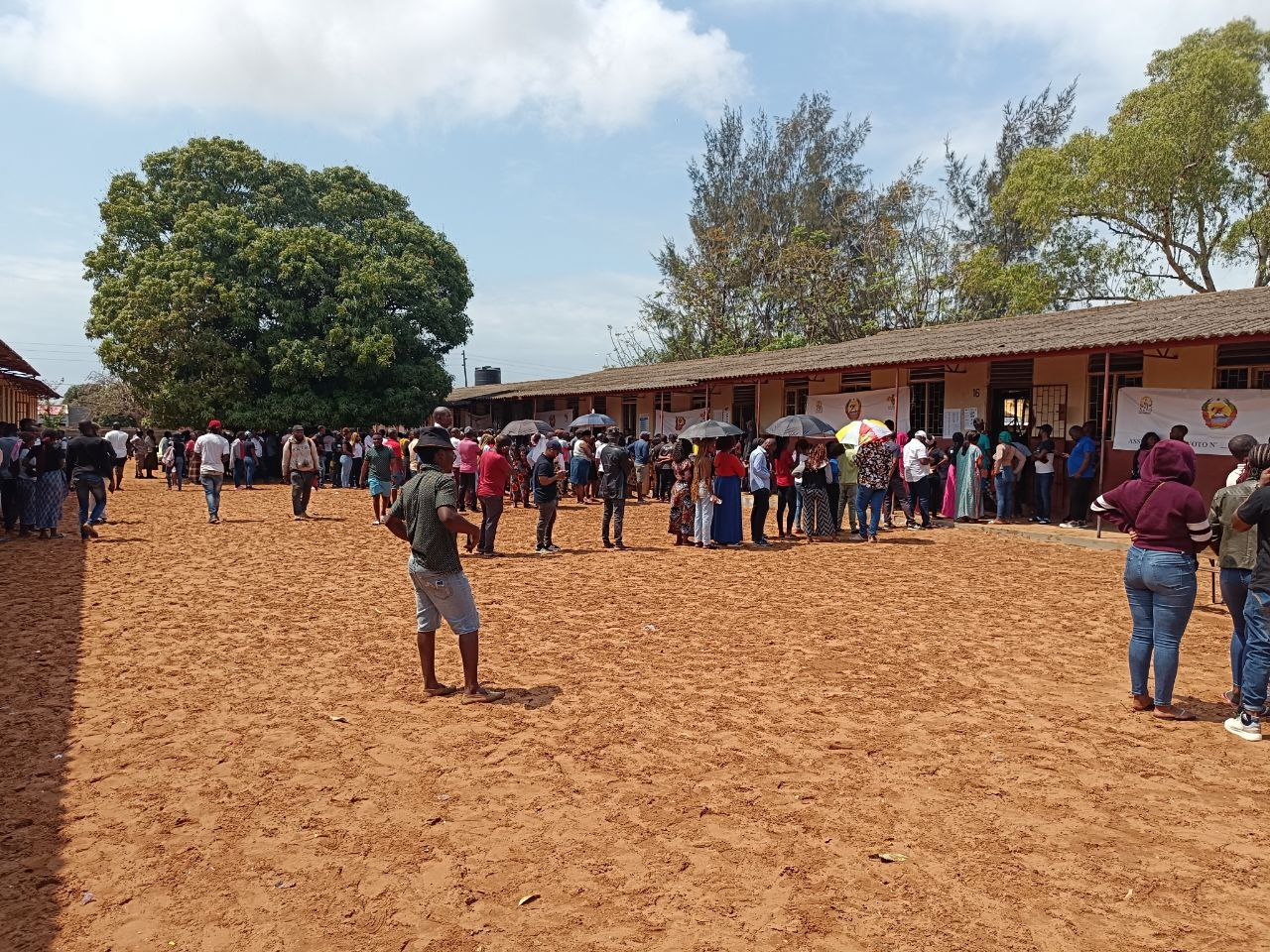 Young people turn out, but delays mar voting in Mozambique’s elections